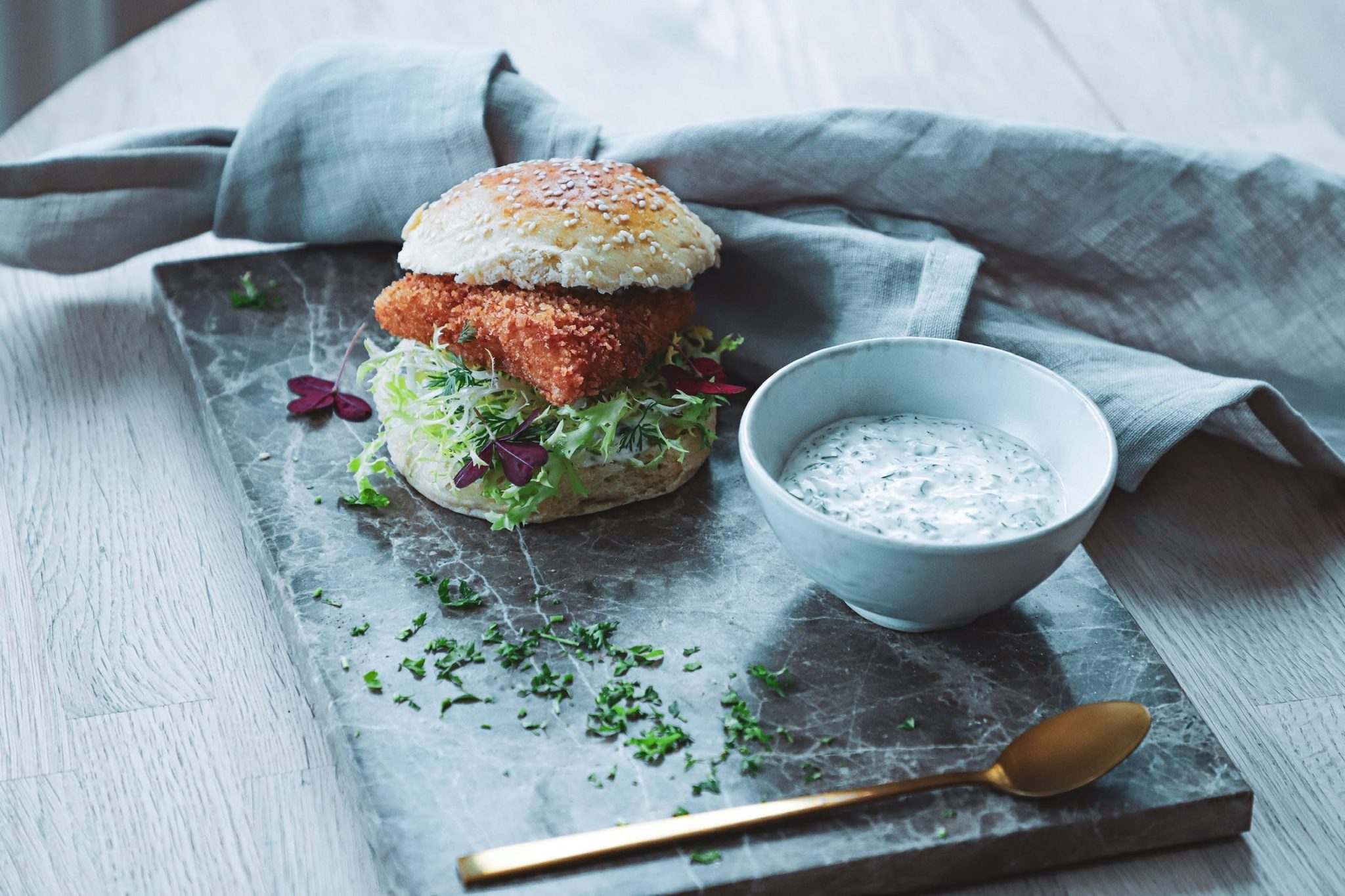 Fiskeburger med hjemmelavet tatarsauce - Gourministeriet