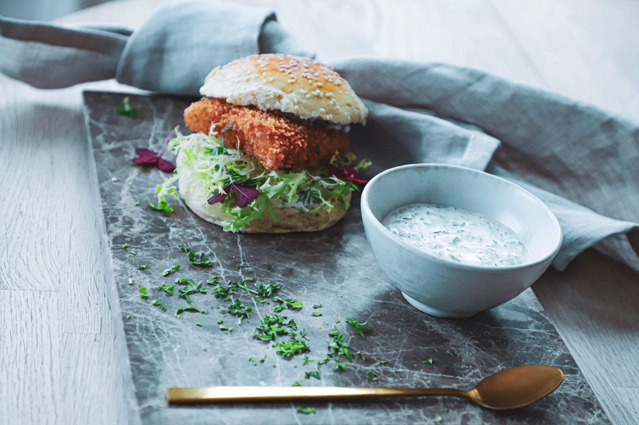 Fiskeburger med hjemmelavet tatarsauce - Gourministeriet