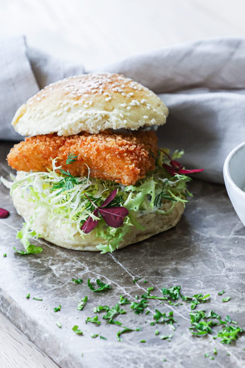 Fiskeburger med tatarsauce - Opskrift på hjemmelavet fiskeburger