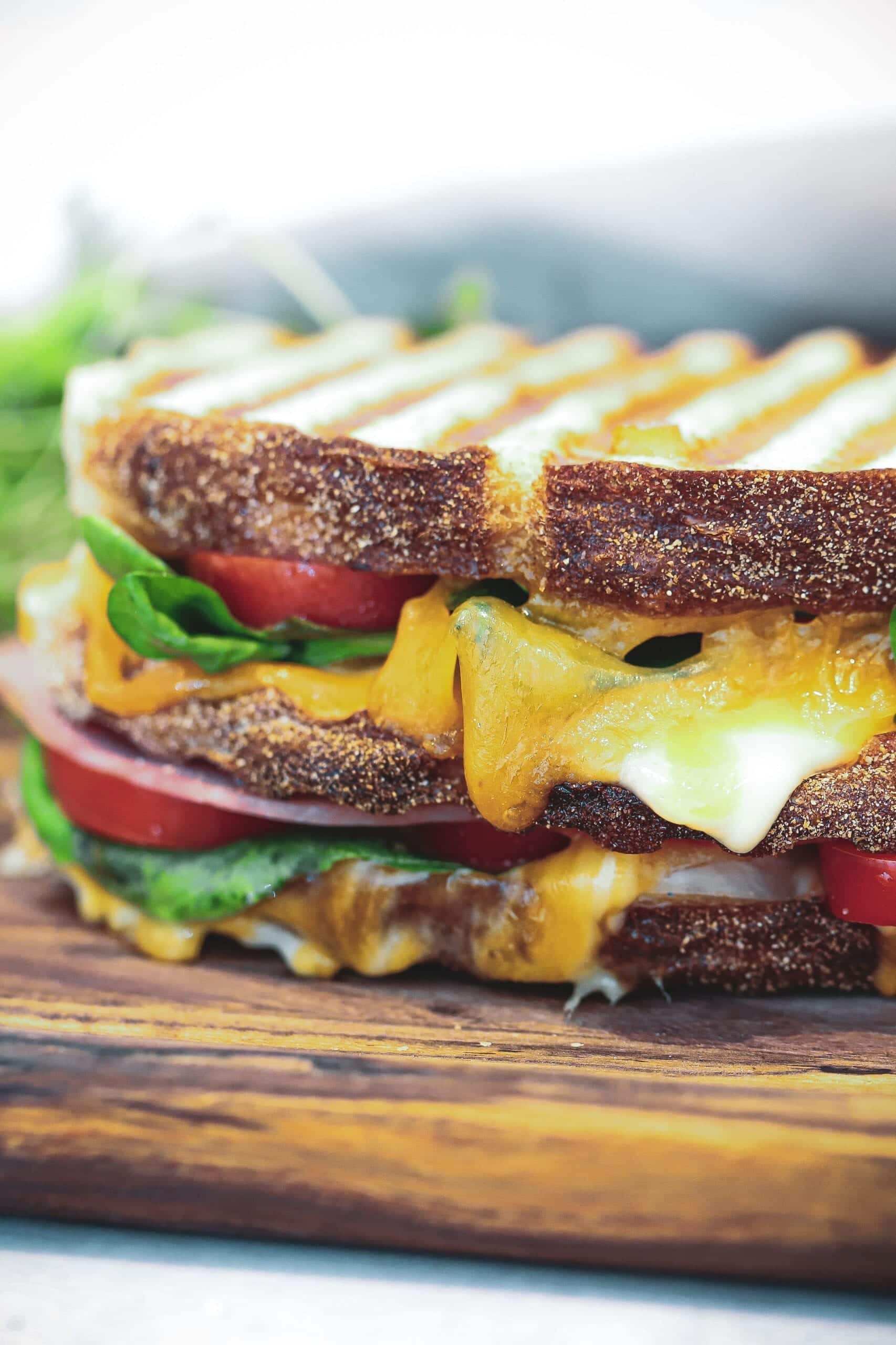 Skinke sandwich - Opskrift på sandwich med skinke, ost og grønt