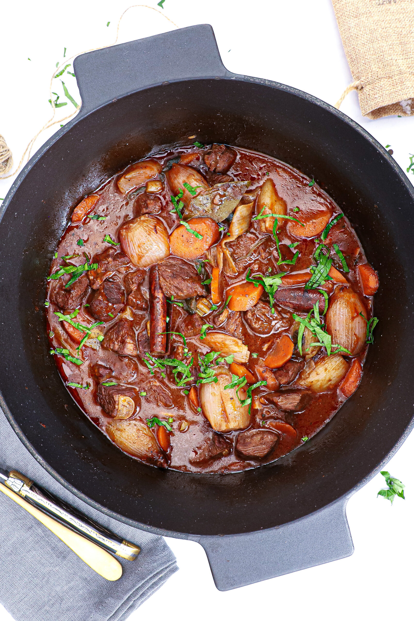 Græsk stifado - Opskrift på græsk simre gryde med tykkam