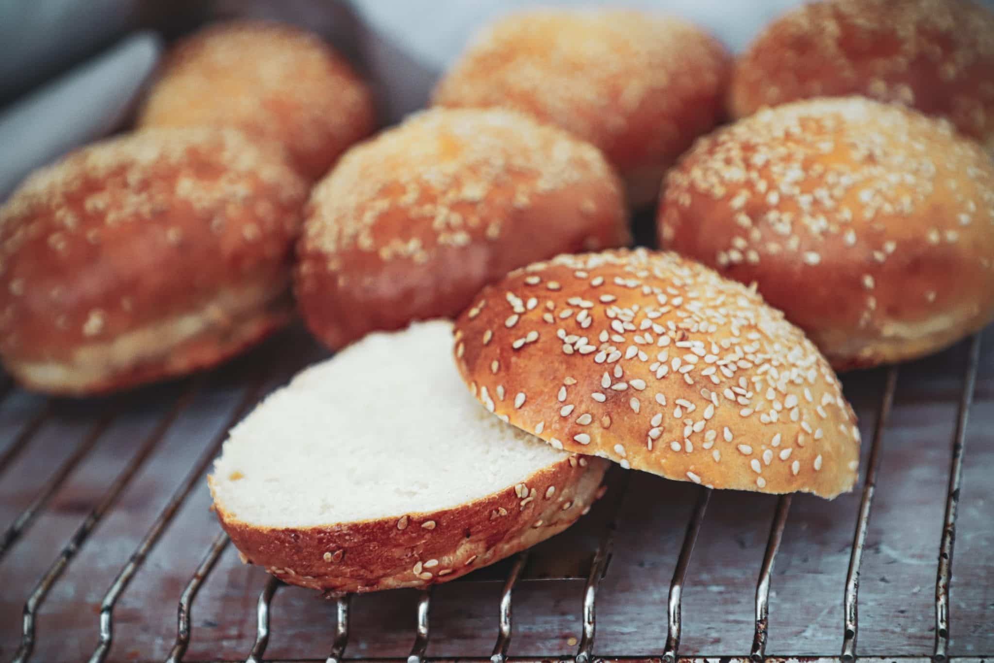 Burgerboller - Opskrift på klassiske burgerboller med sesam