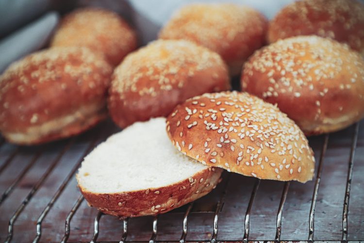 Burgerboller - Opskrift på klassiske burgerboller med sesam