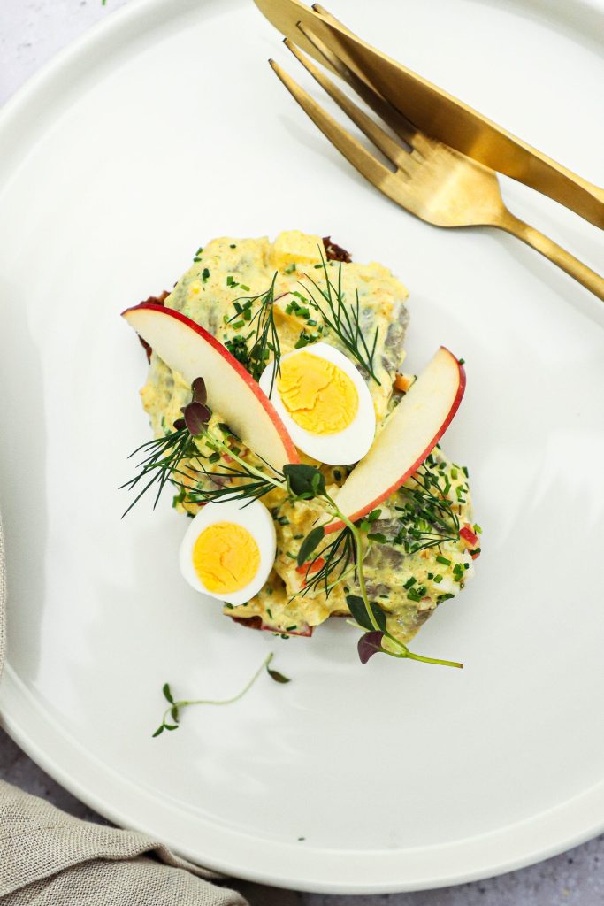 Karrysild - Opskrift på hjemmelavet karrysild med æble