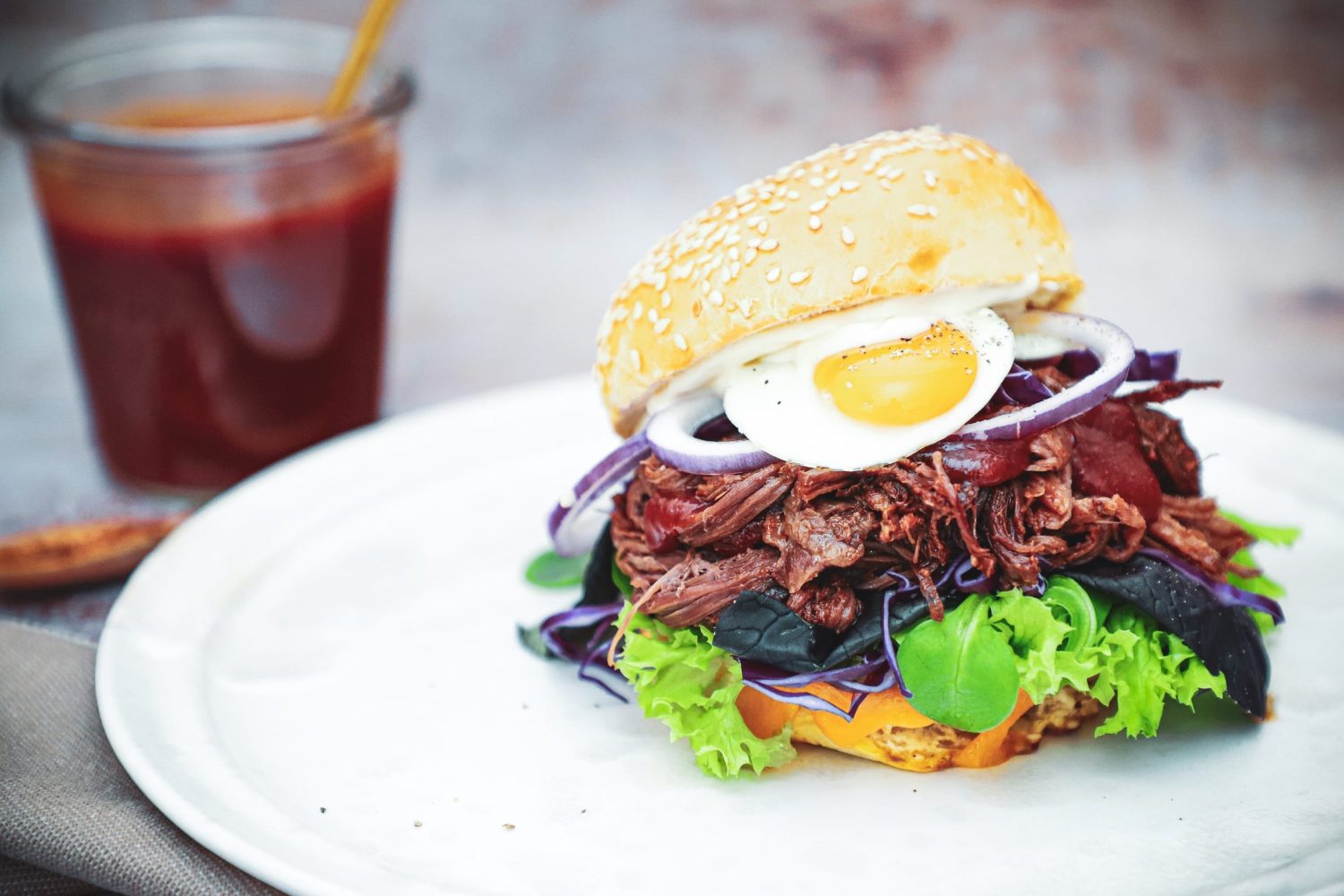Pulled beef burger - Opskrift med barbecue og vagtelæg