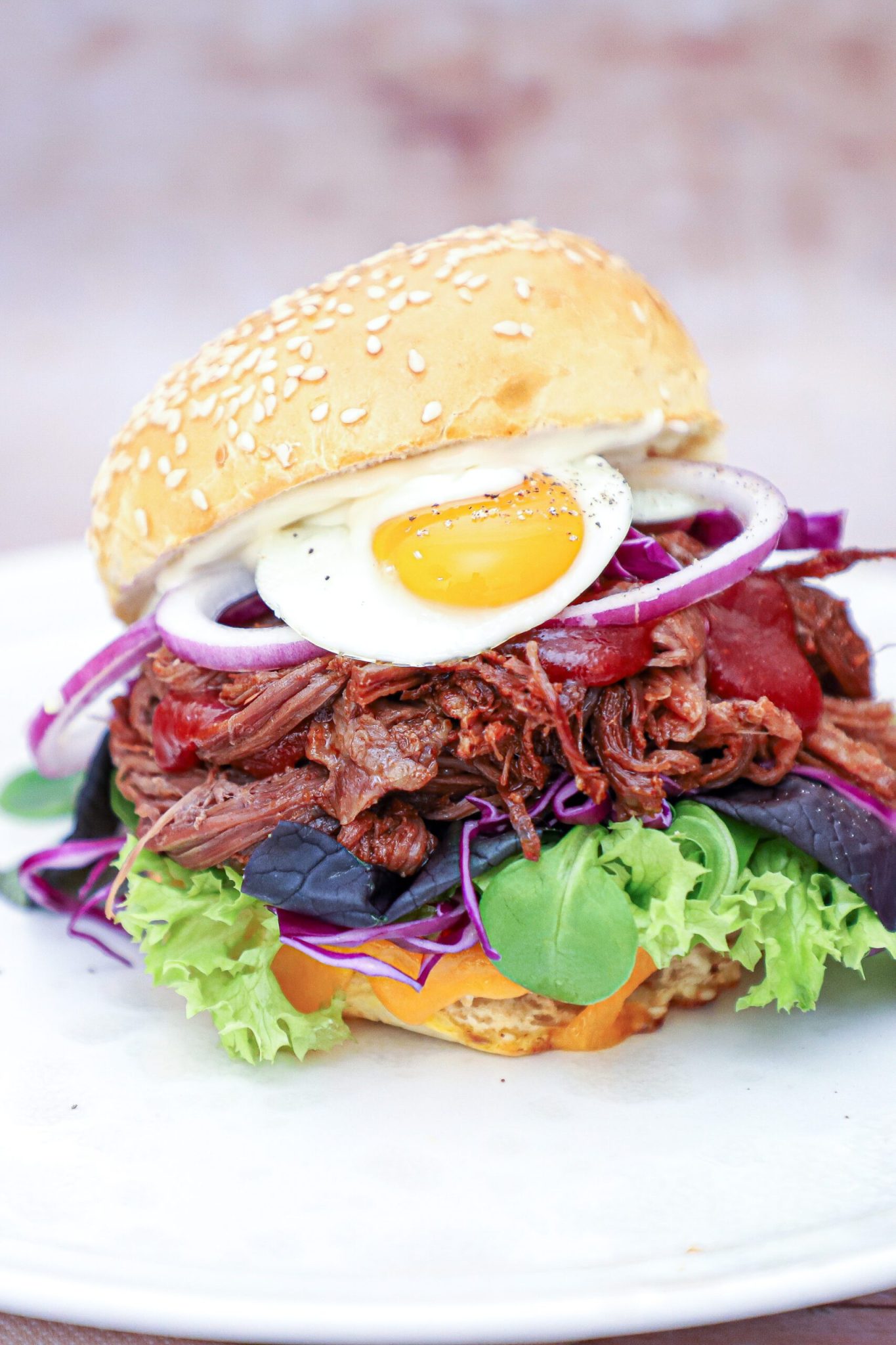 Pulled beef burger - Opskrift med barbecue og vagtelæg