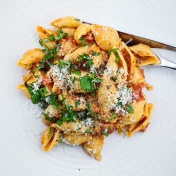 Cremet pasta med pancetta og tomater - Opskrift på nem pasta