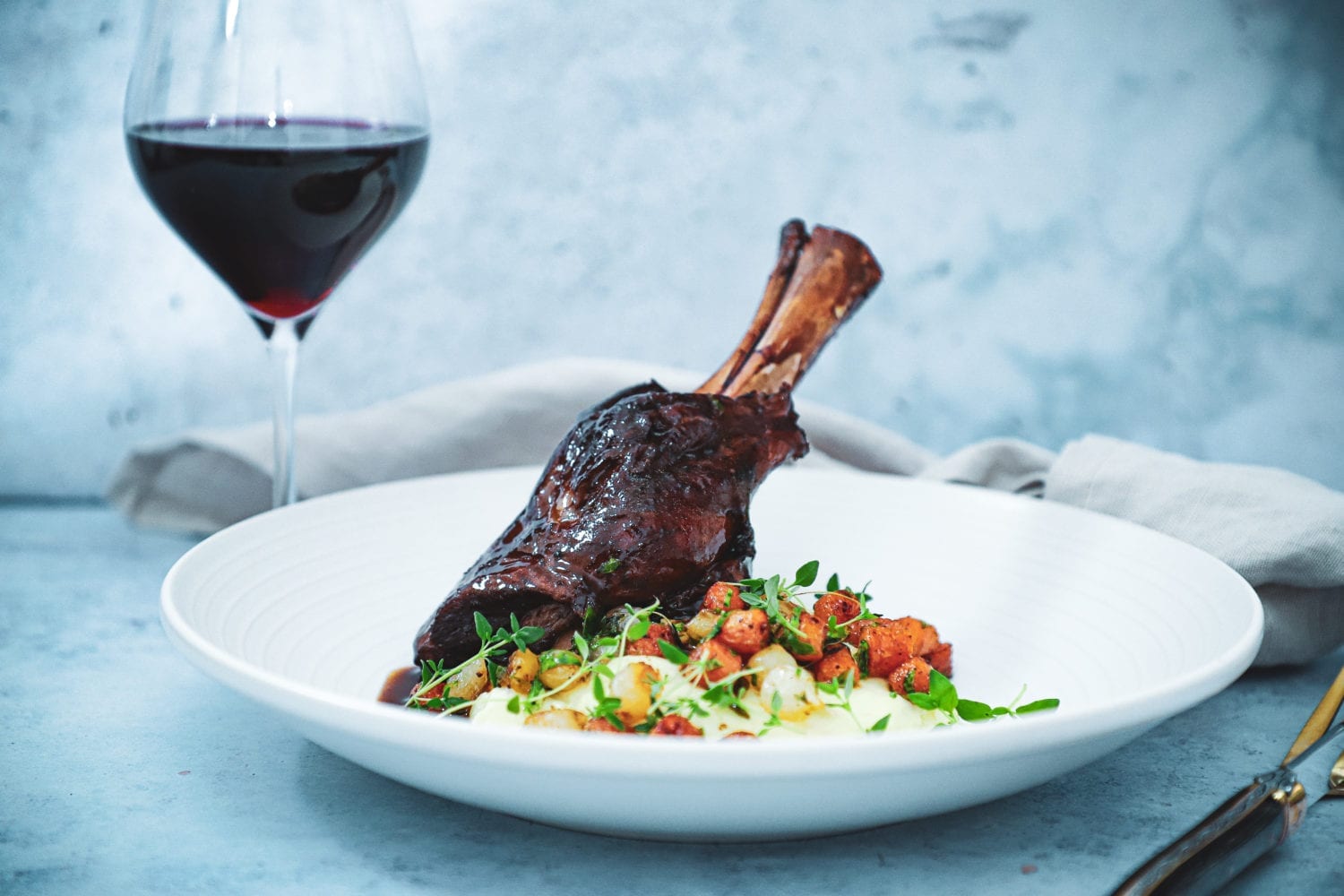 Lammeskank - Opskrift på rødvins braiseret skank med tilbehør