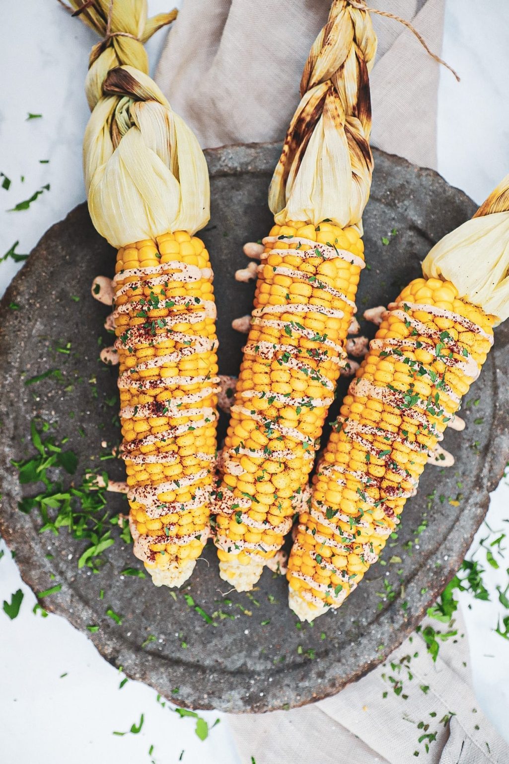 Majskolber med spicy dressing - Opskrift på grillet majs