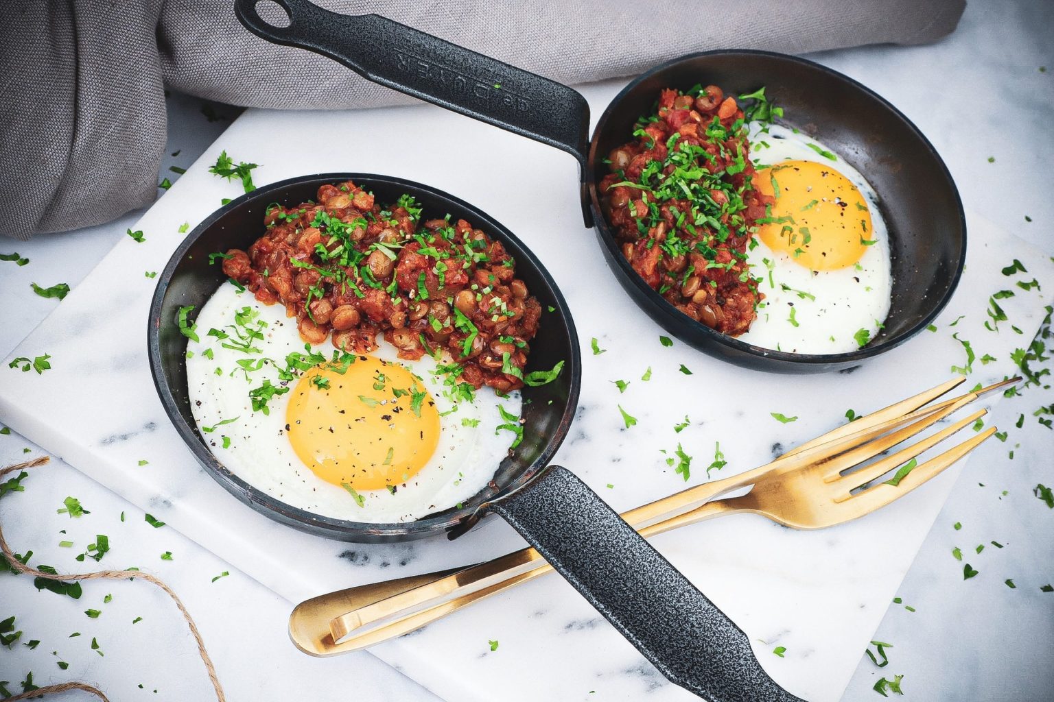 Sund morgenmad - Opskrift på spejlæg toppet med vegetar bolognese