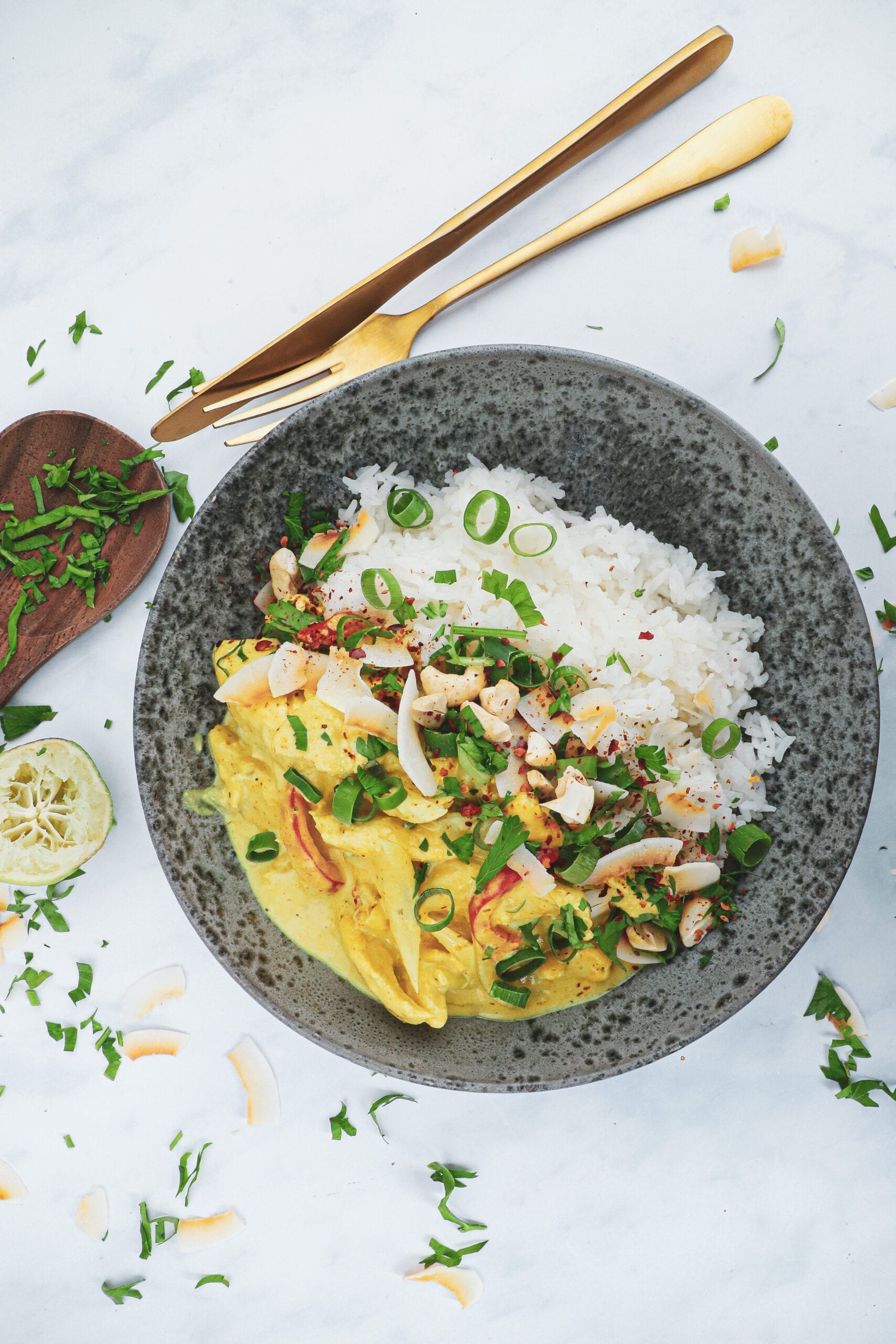 Thai kylling i karry - Opskrift på kylling i karry med kokosmælk