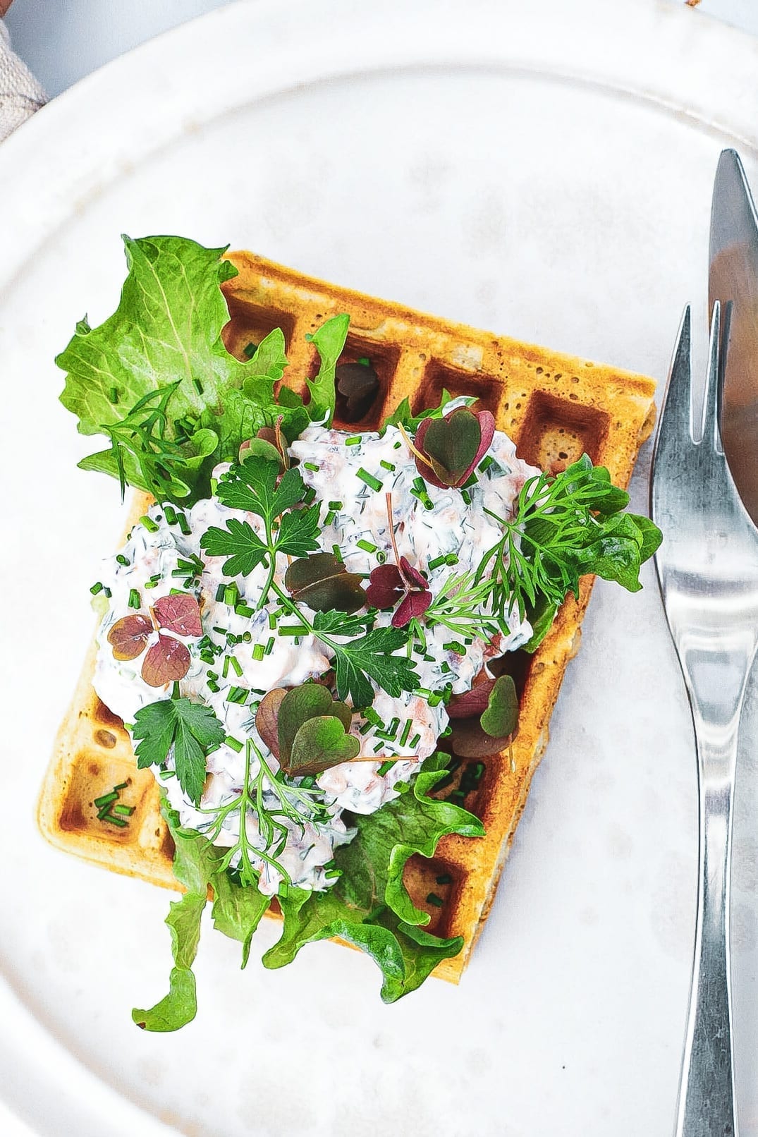 Vafler med laksesalat - Opskrift på mad vadler med laks