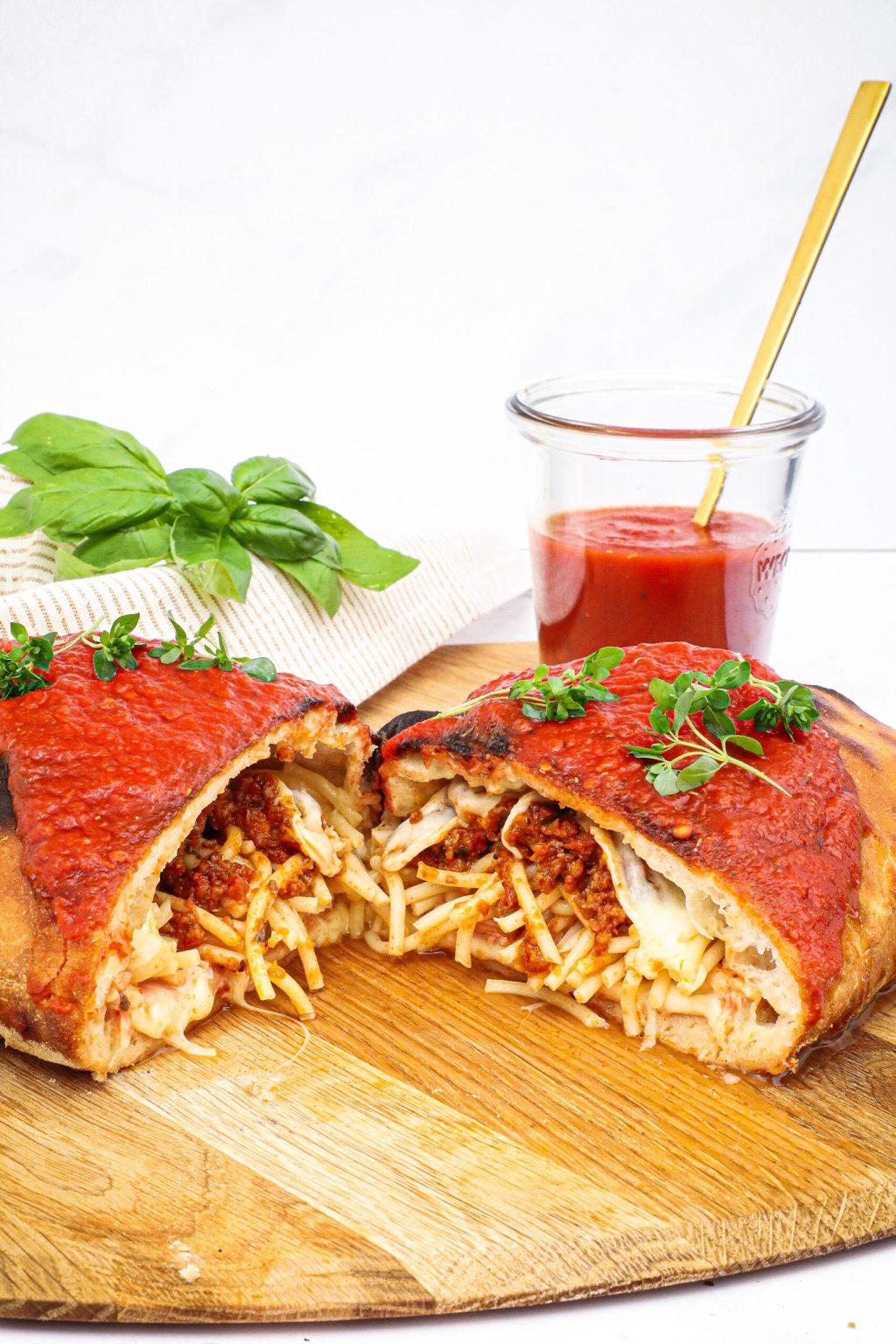 Calzone bolognese - Opskrift på calzone med spaghetti og kødsauce
