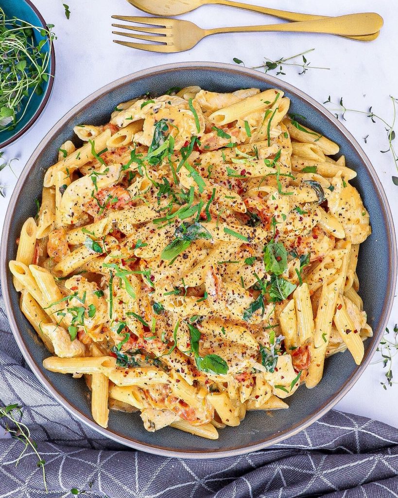 Pasta med kylling i spicy cremet tomatsauce - Opskrift på nem pasta