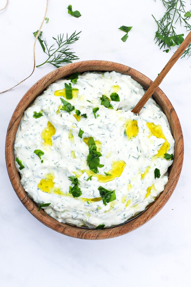 Haydari - Opskrift på tyrkisk yoghurt dip med feta og urter