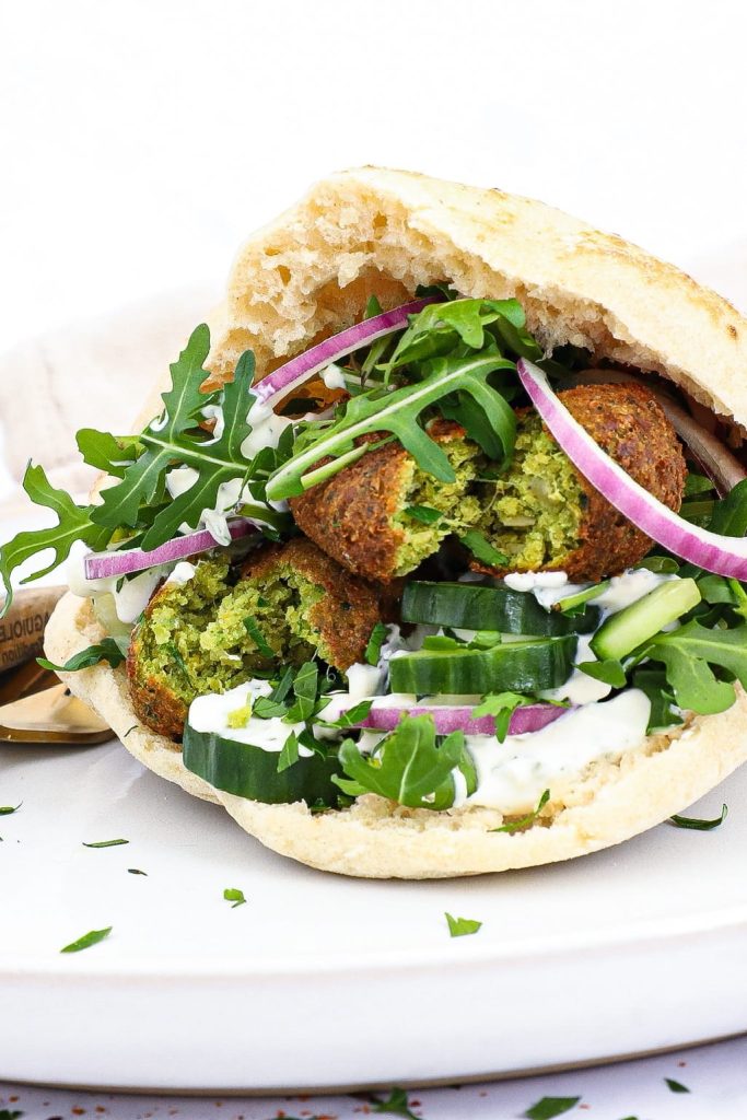Pita med falafel - Opskrift på pitabrød med falafler