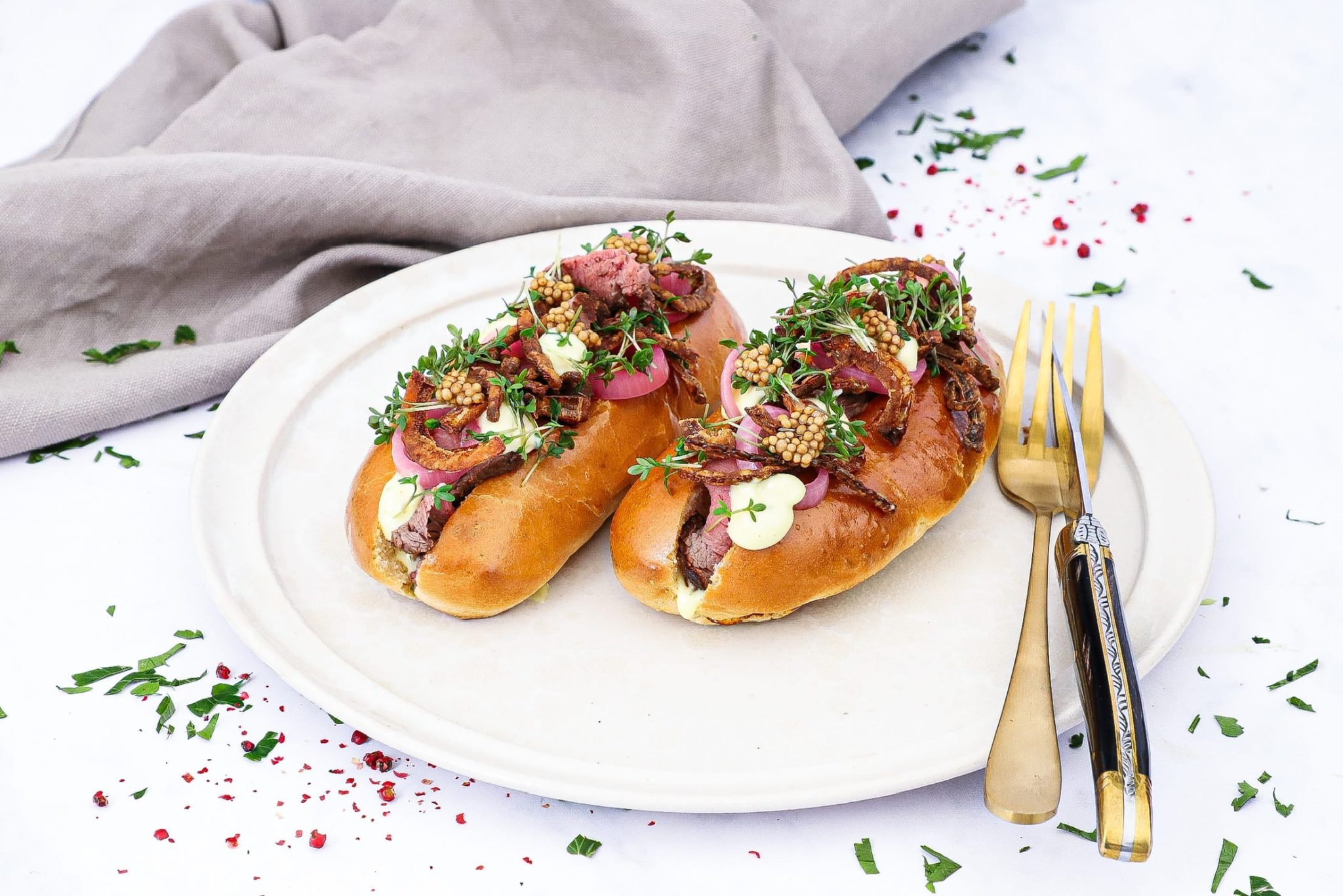 Steak dogs med bearnaise og løg - Opskrift på gourmet hotdogs