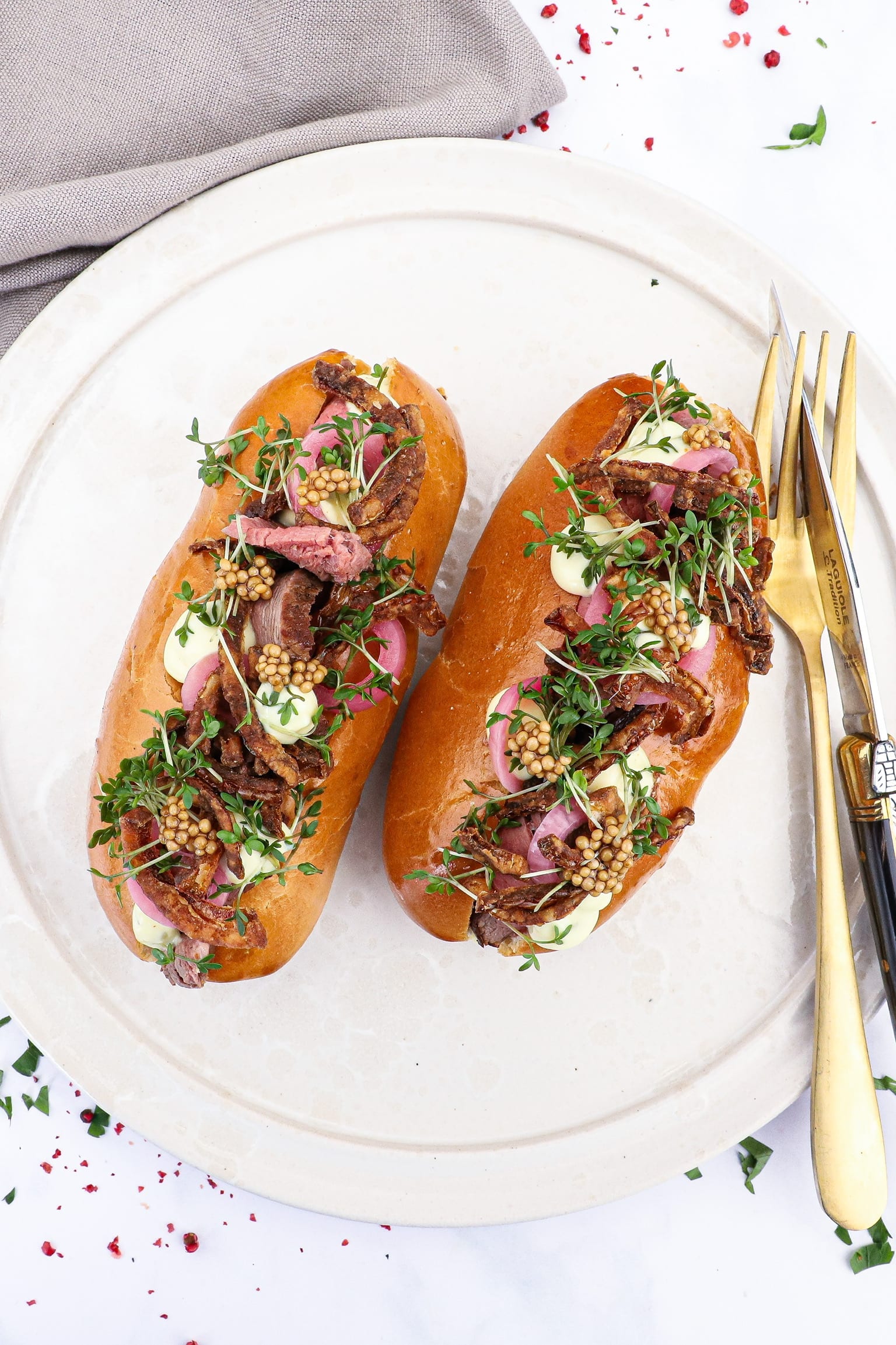 Steak dogs med bearnaise og løg - Opskrift på gourmet hotdogs