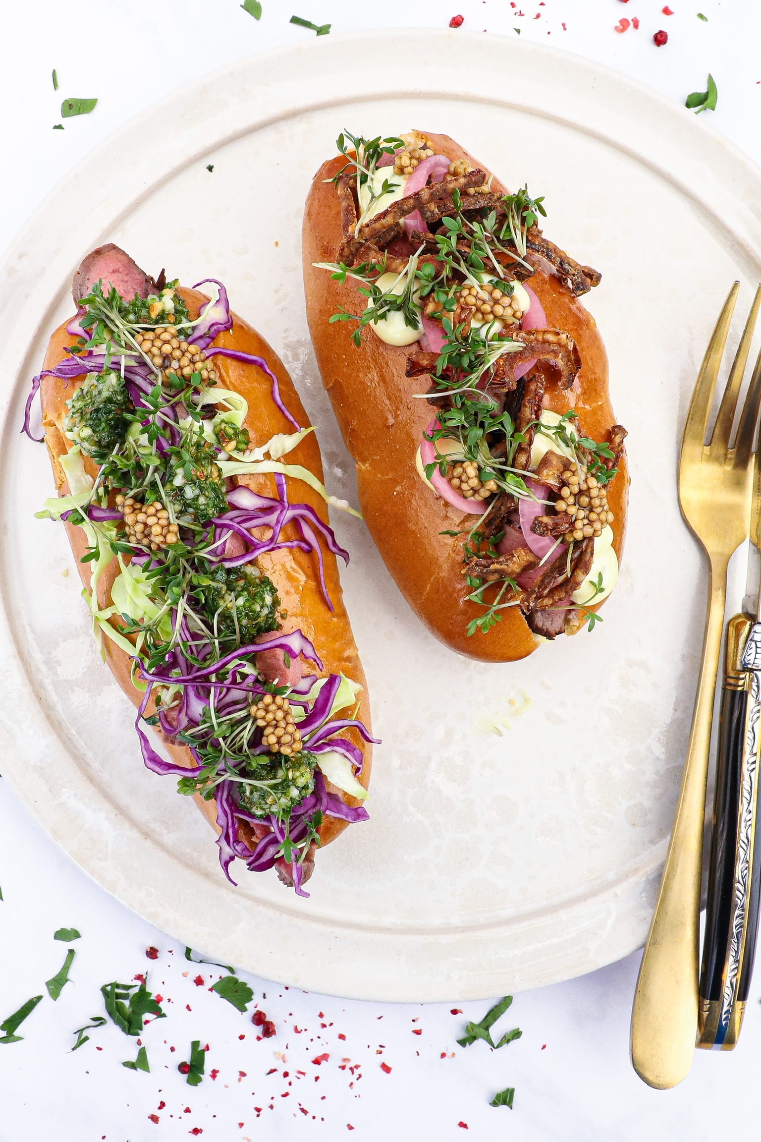 Steak dogs med bearnaise og løg - Opskrift på gourmet hotdogs