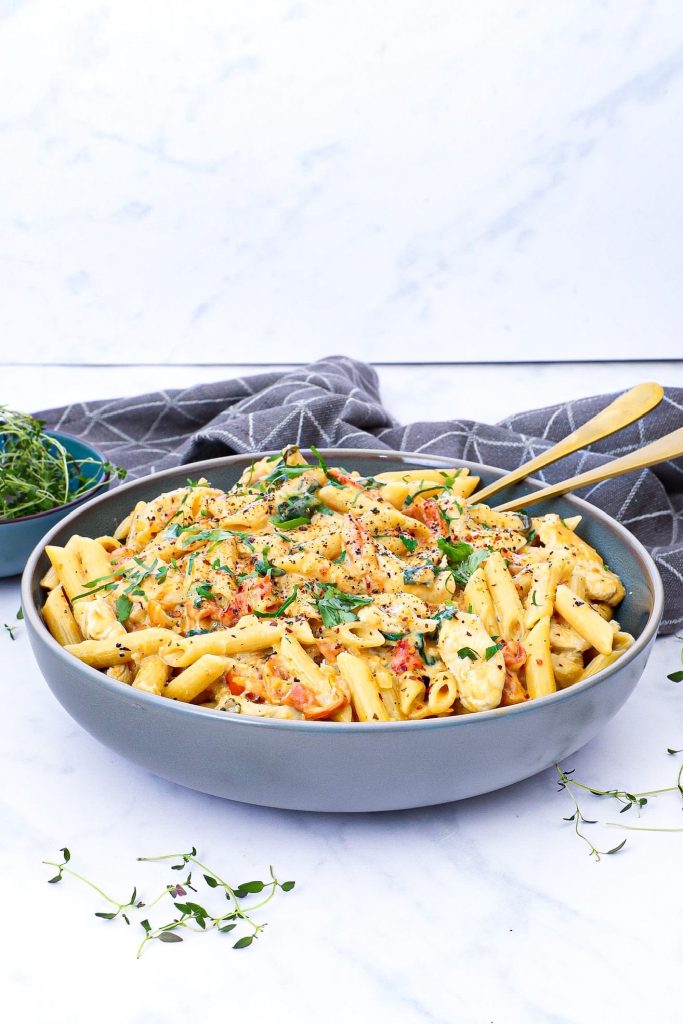 Pasta med kylling i spicy cremet tomatsauce - Opskrift på nem pasta