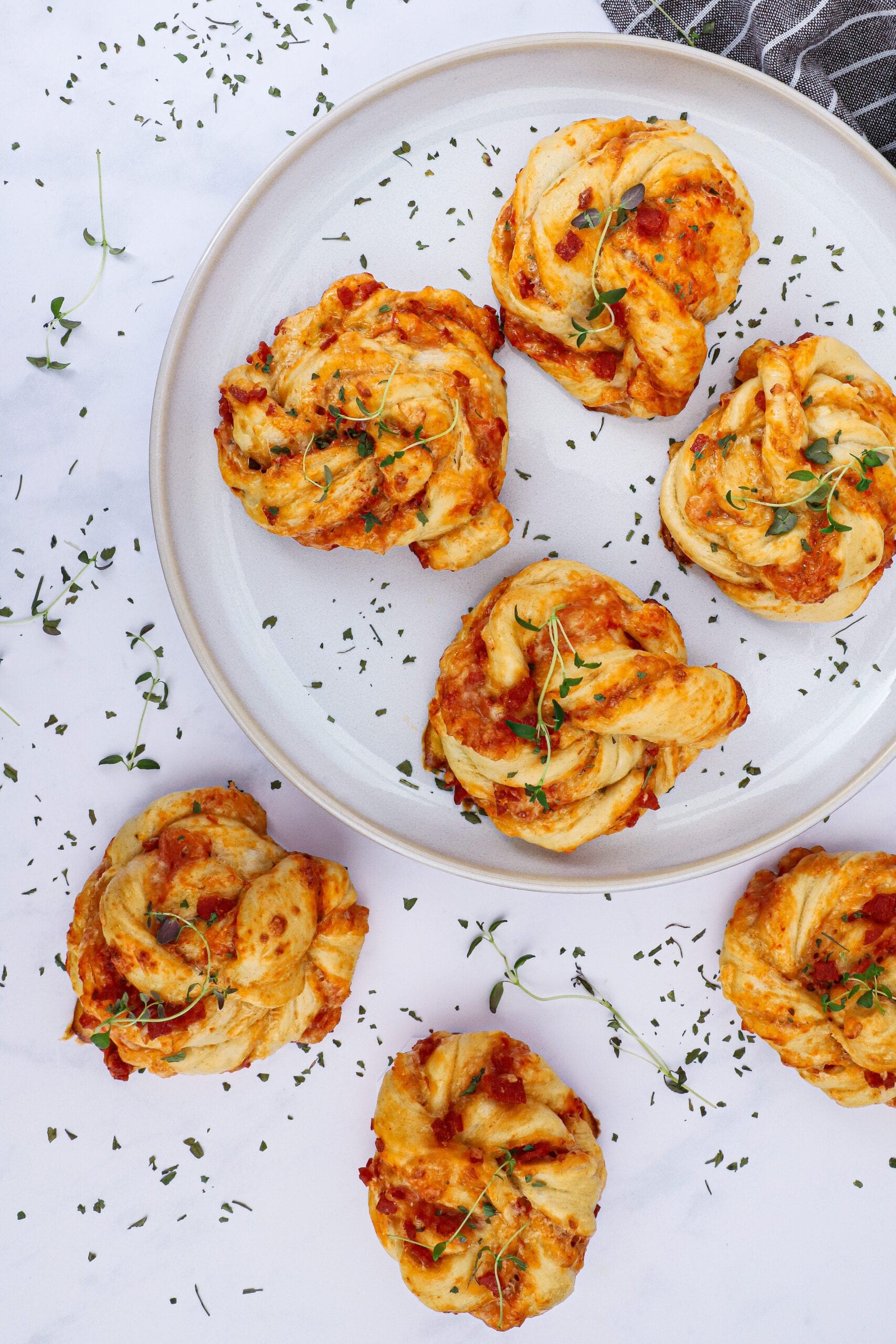 Pizzasnurrer med mozzarella og pepperoni