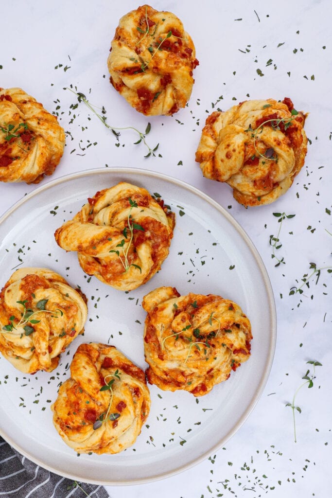 Pizzasnurrer med mozzarella og pepperoni