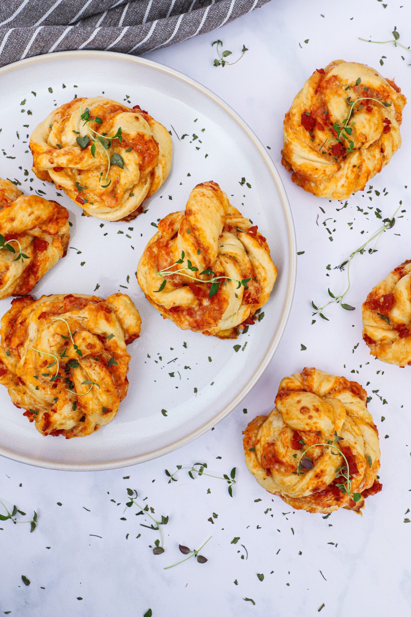 Pizzasnurrer med mozzarella og pepperoni