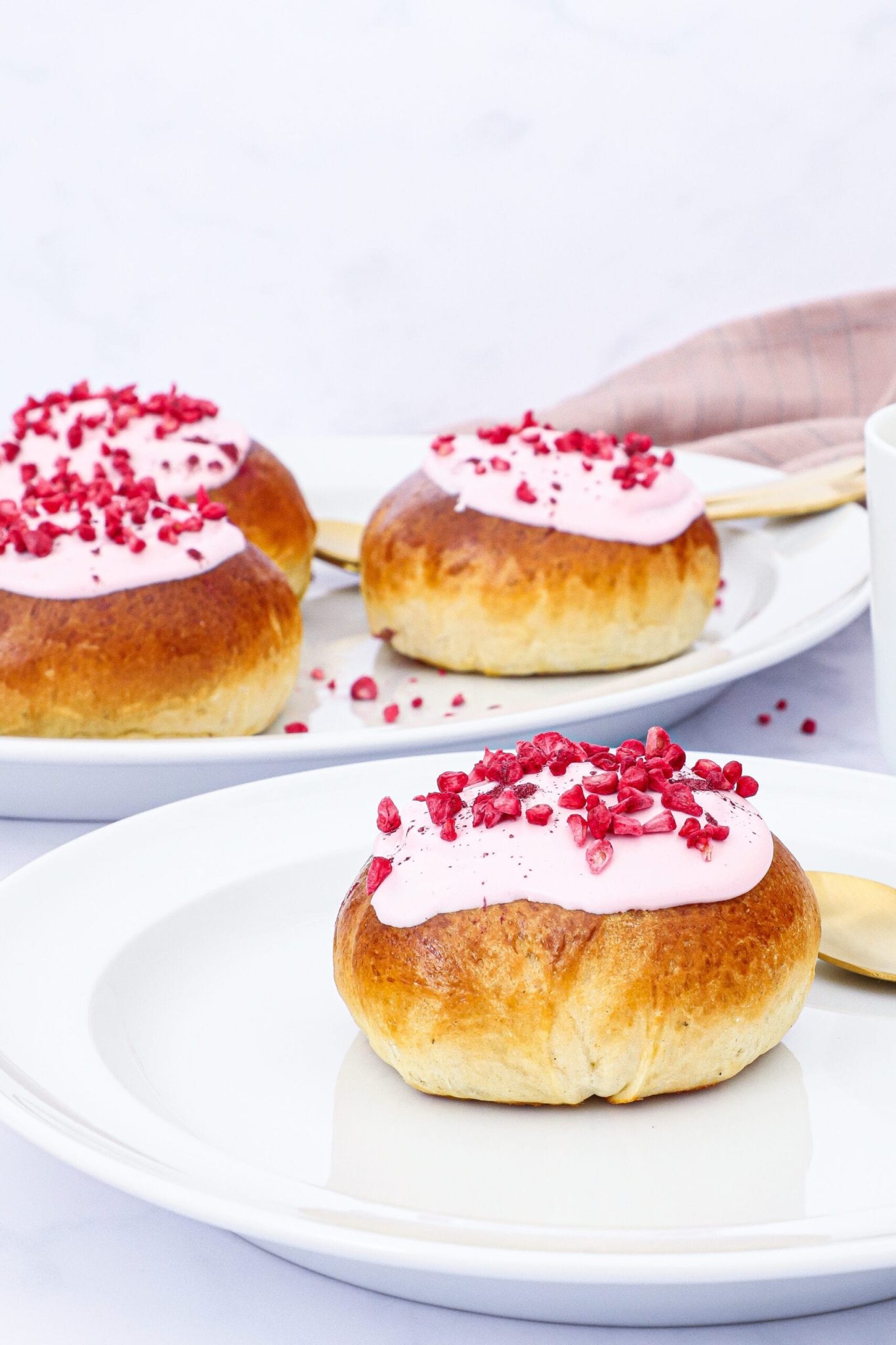 Fastelavnsboller med creme og syltetøj - Opskrift på fastelavnsboller
