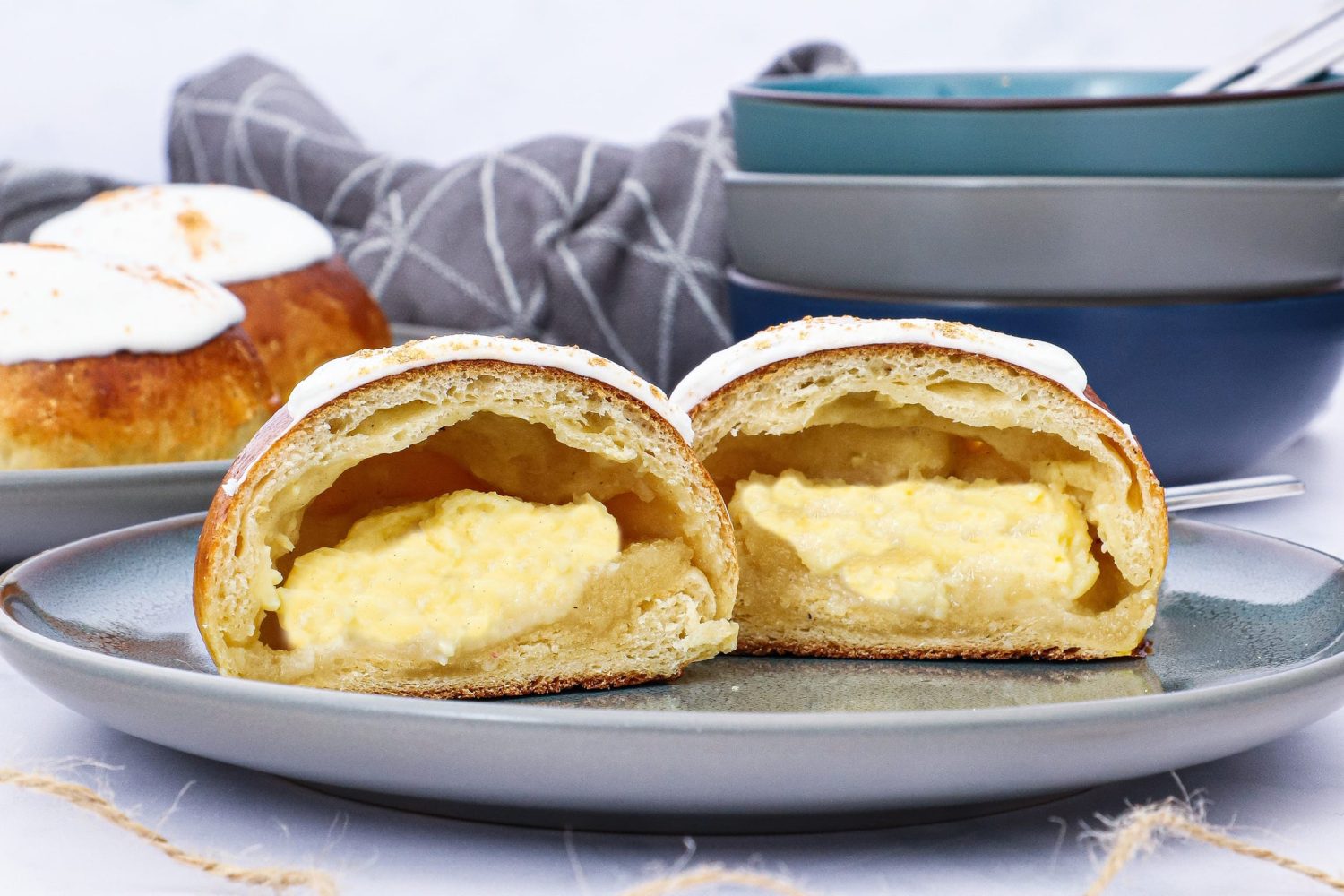 Fastelavnsboller med creme og remonce - Opskrift på fastelavnsboller