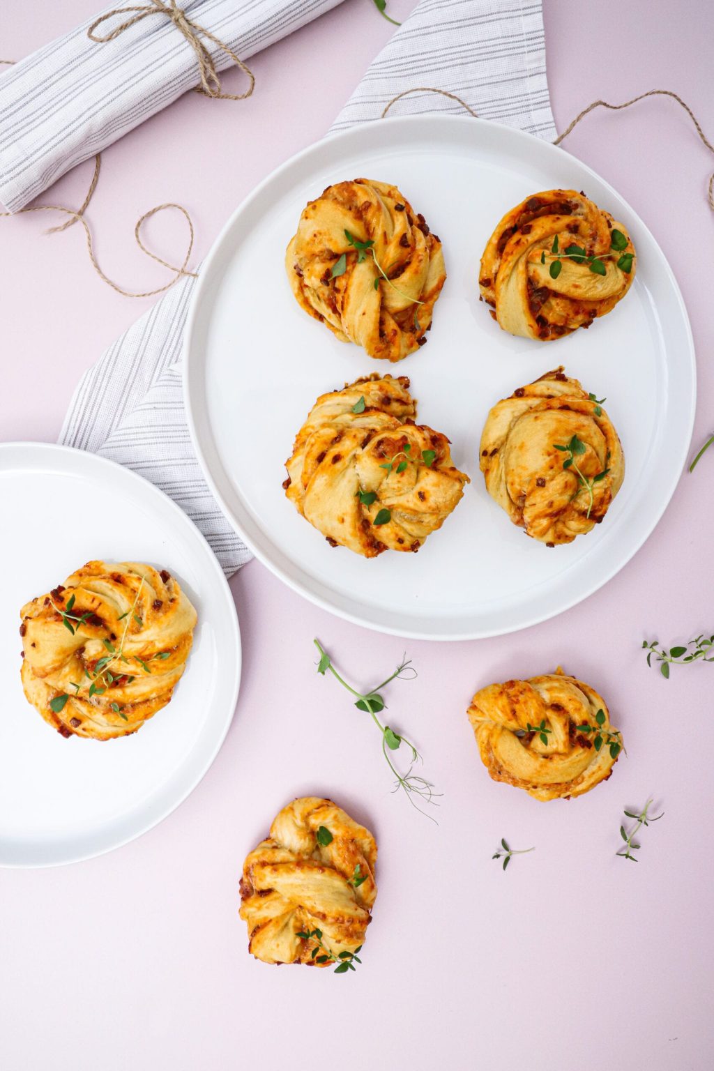 Pizzasnurrer - Opskrift på pizzasnurrer med pepperoni og ost