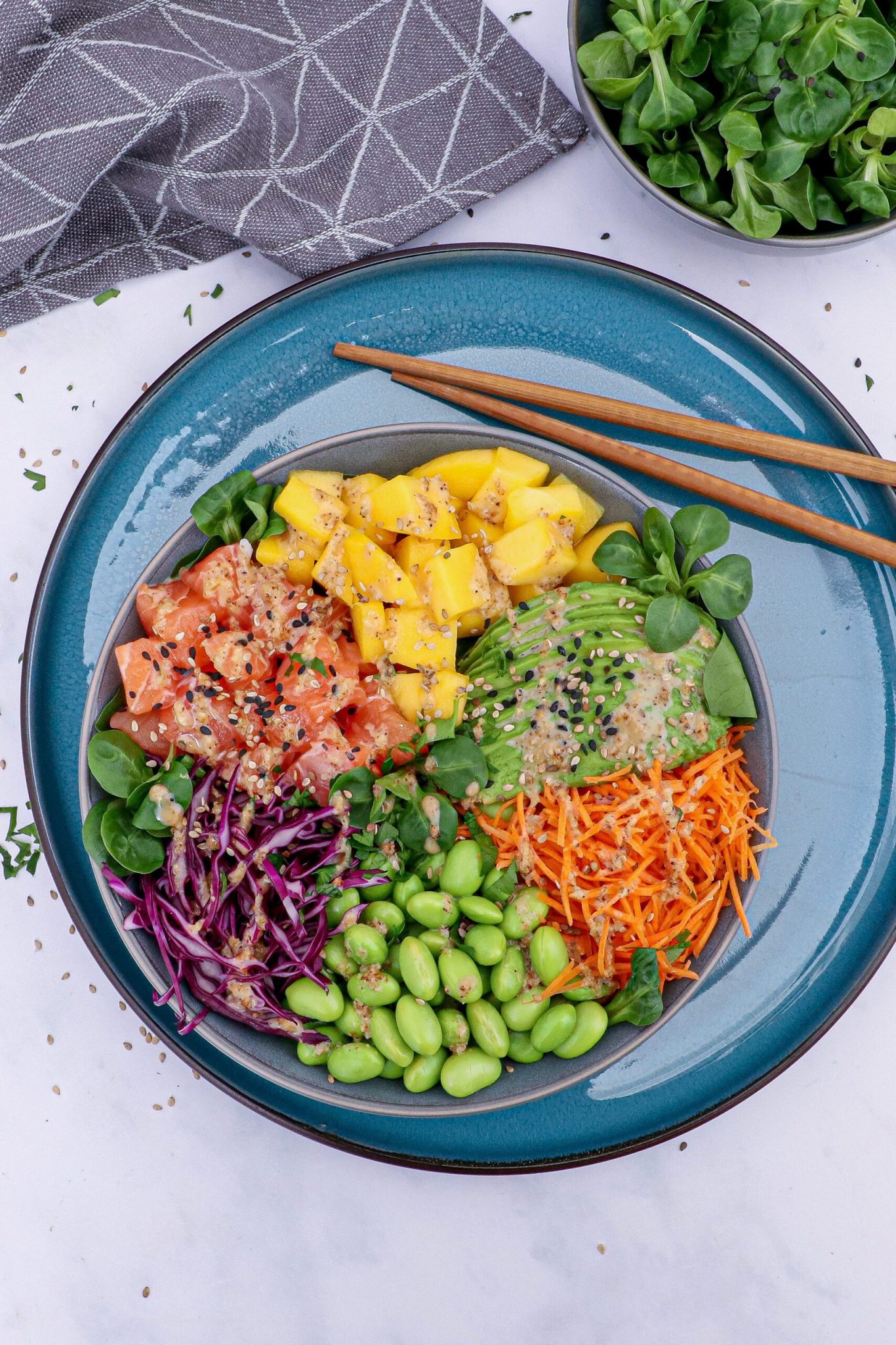 Poke bowl med laks - Opskrift på Poké bowl med laks