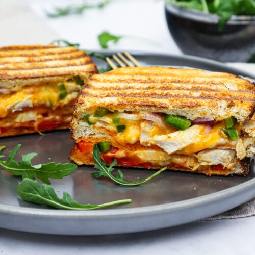 Grillet sandwich med kylling og ost - Opskrift på nem sandwich