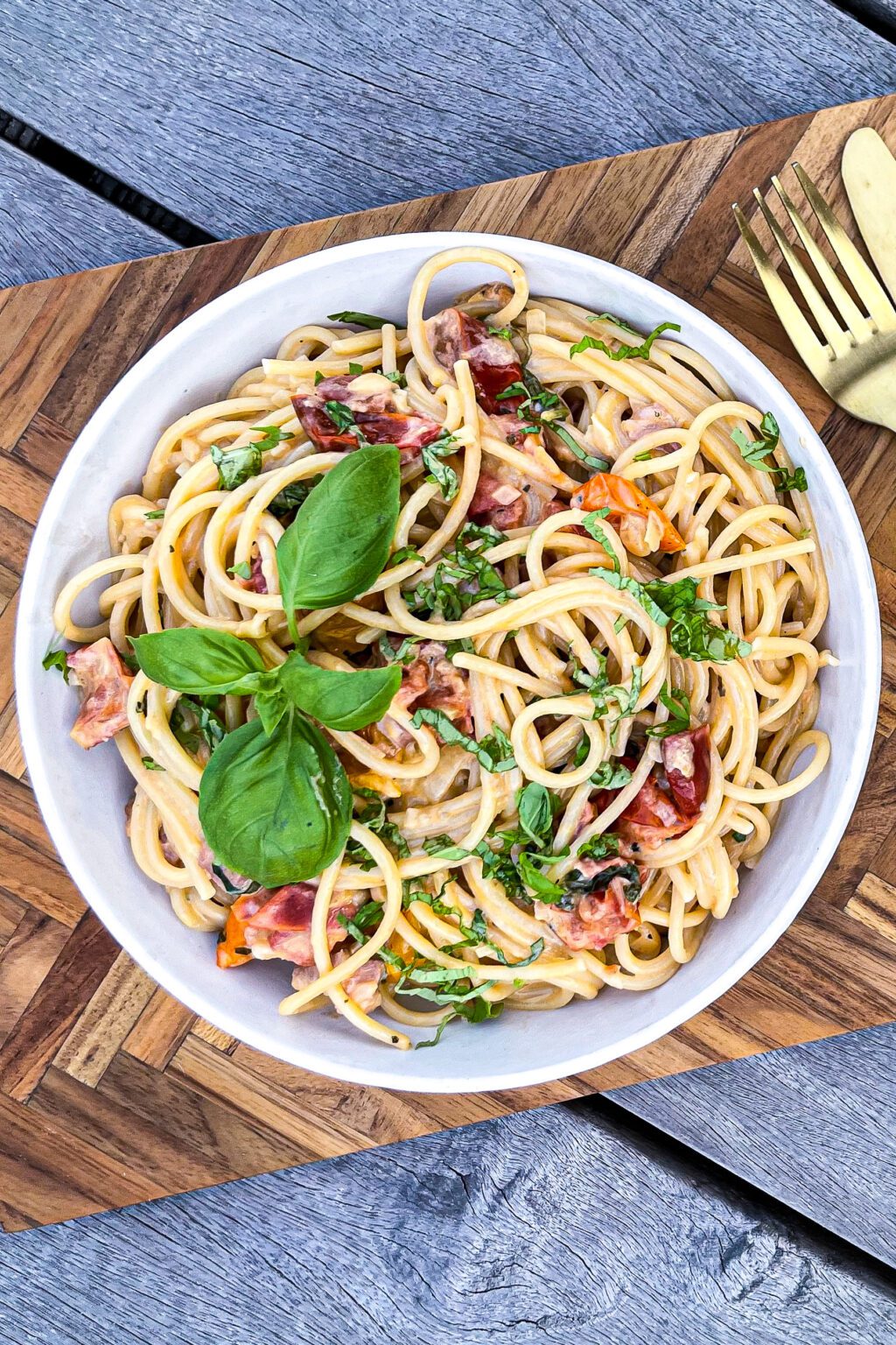 Cremet pasta med pancetta og tomater - Opskrift på nem pasta