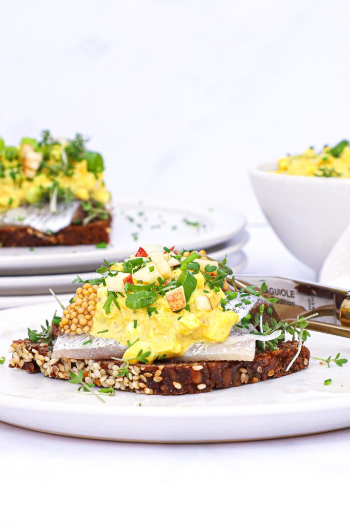 Karrysalat med æbler - Opskrift på sildemad med karrysalat