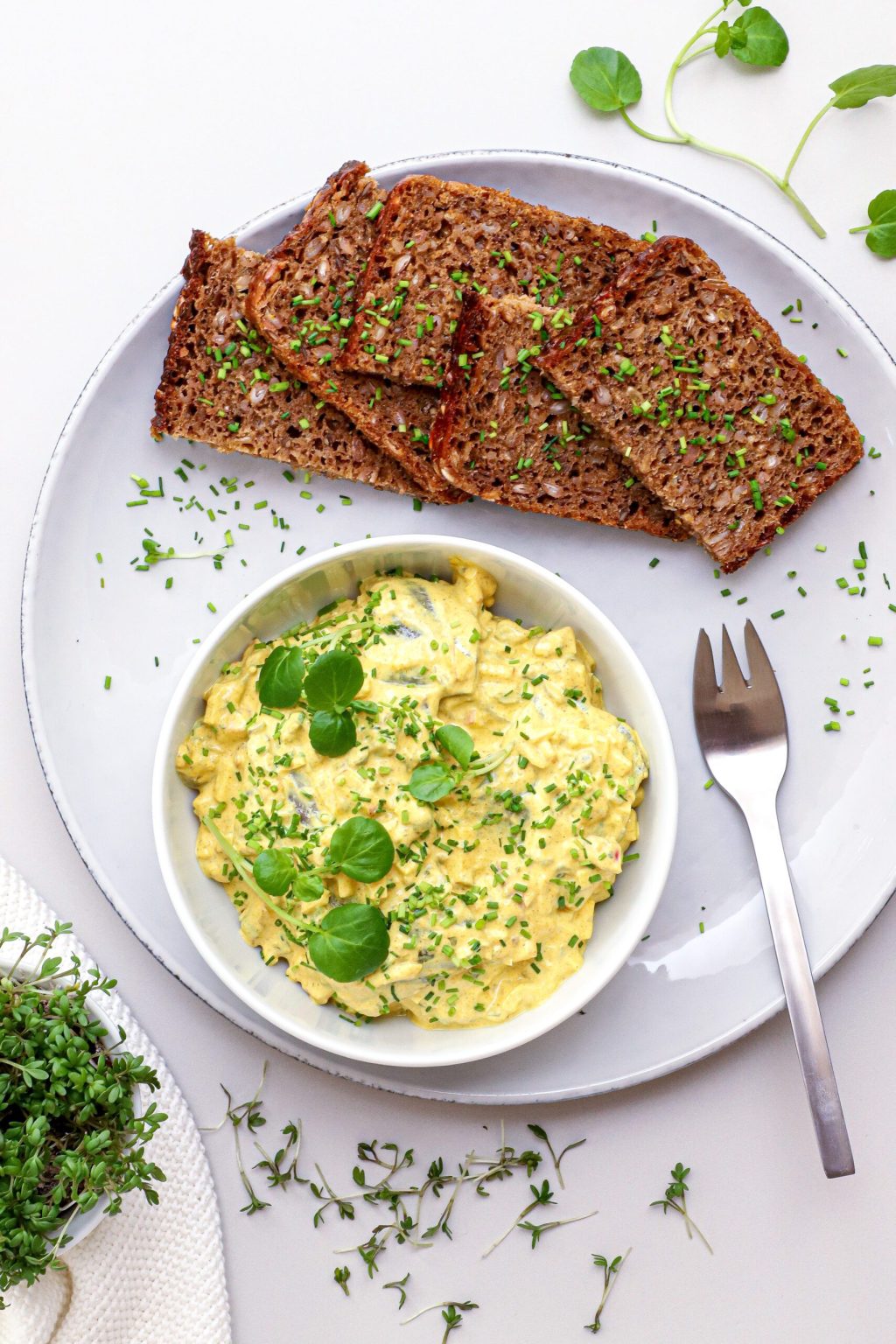 Karrysild - Opskrift på hjemmelavet karrysild med æble