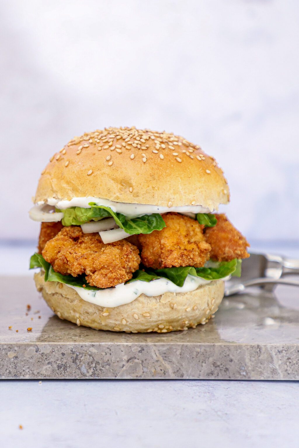 Crispy chicken burger - Opskrift på crispy kylling burger