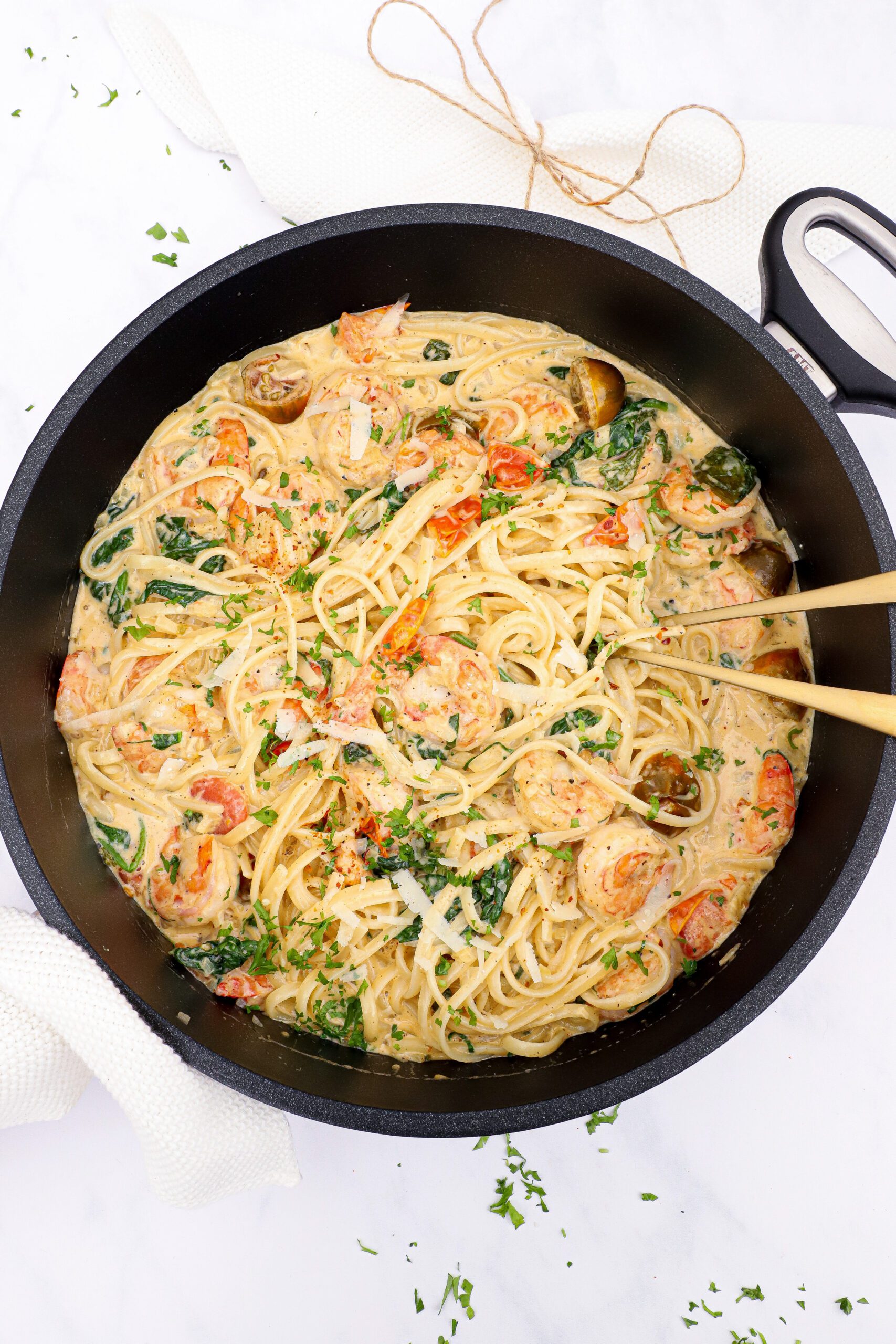 Cremet pasta med tigerrejer, fløde og hvidvin - Opskrift på pasta med rejer