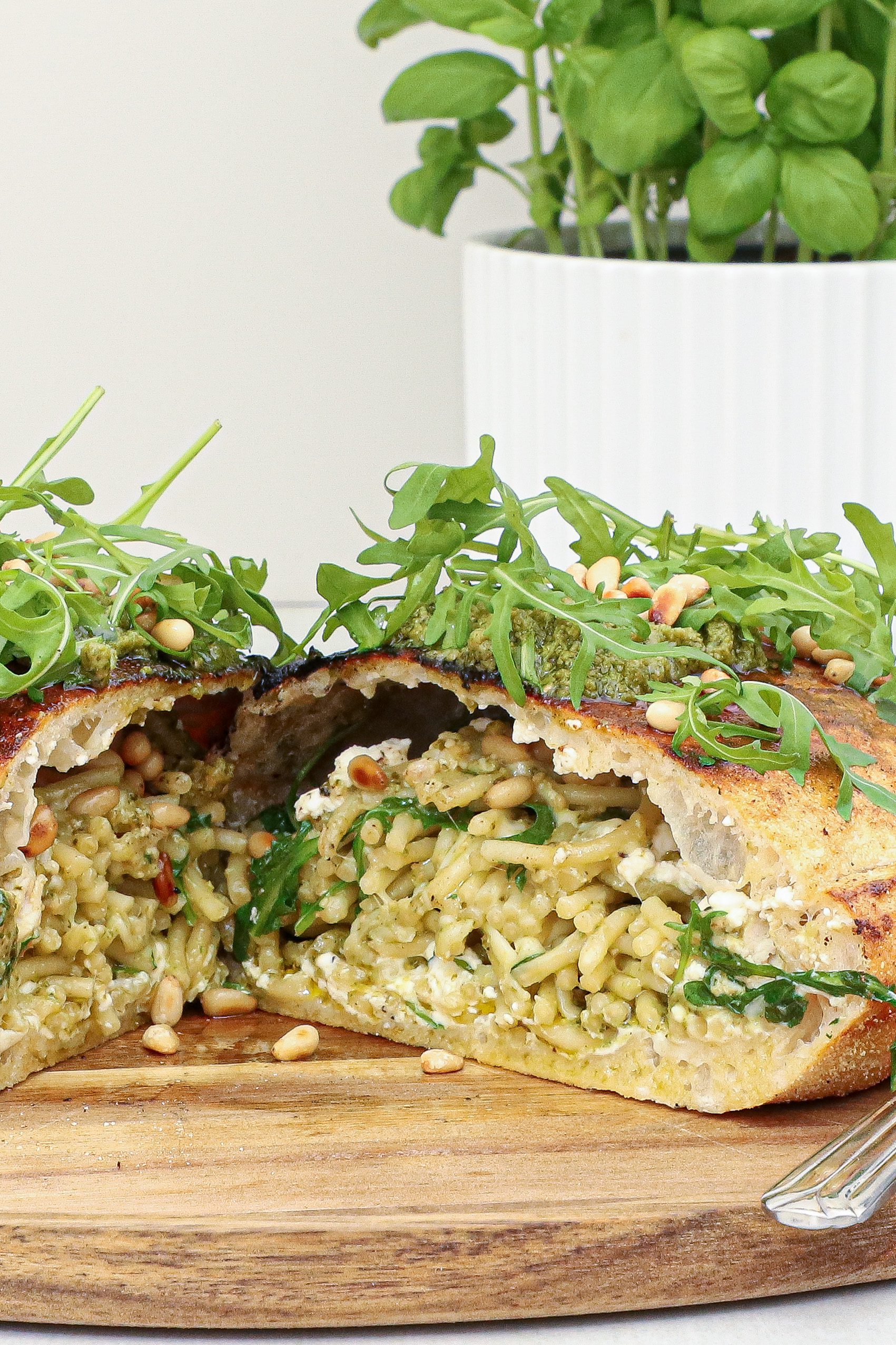 Calzone med spaghetti, kylling og pesto - Opskrift på calzone bianco