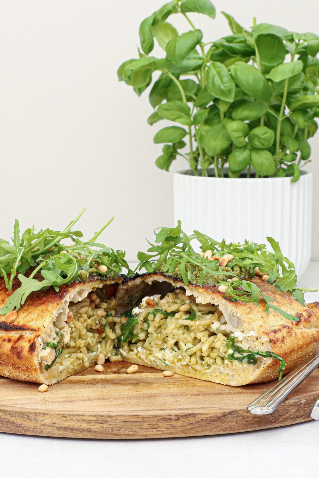 Calzone med spaghetti, kylling og pesto - Opskrift på calzone bianco