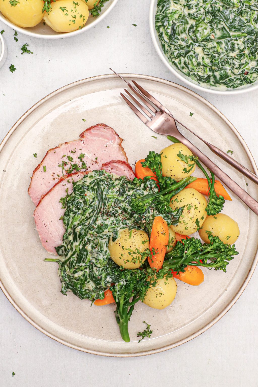 Kogt hamburgerryg med flødestuvet spinat - lækker opskrift