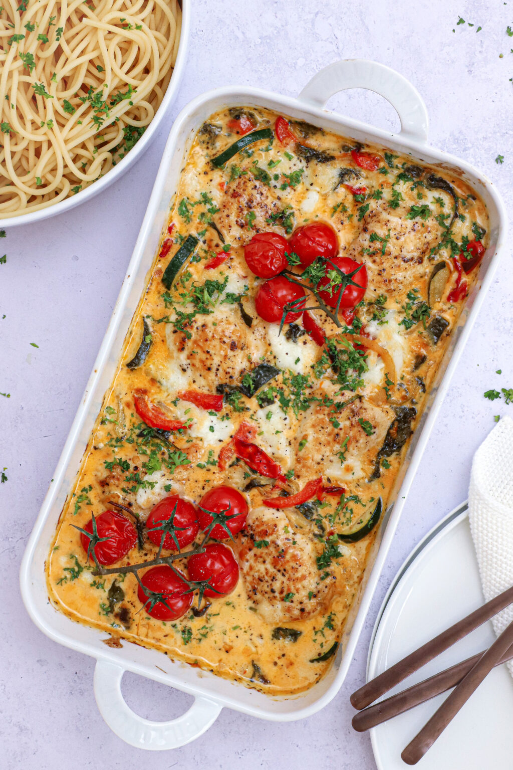 Kylling i fad med grøntsager, fløde og mozzarella - Opskrift på ...