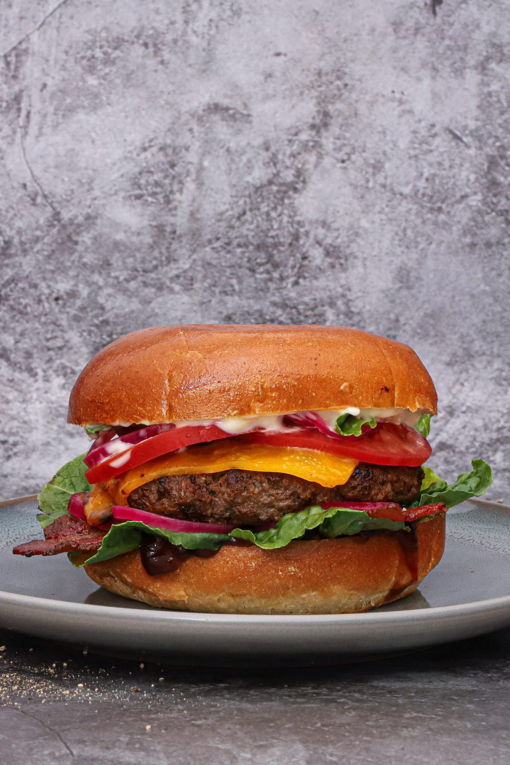 Barbecue bacon cheese burger - Opskrift på BBQ burger