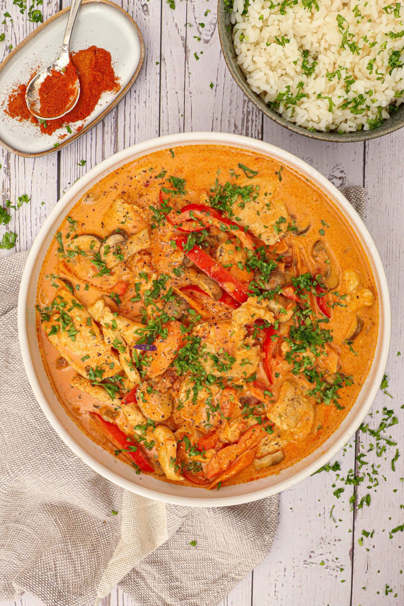 Kylling i cremet paprikasauce - Opskrift på paprikagryde med kylling