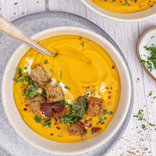 Spicy gulerodssuppe med røde linser - Opskrift på gulerodssuppe med ...