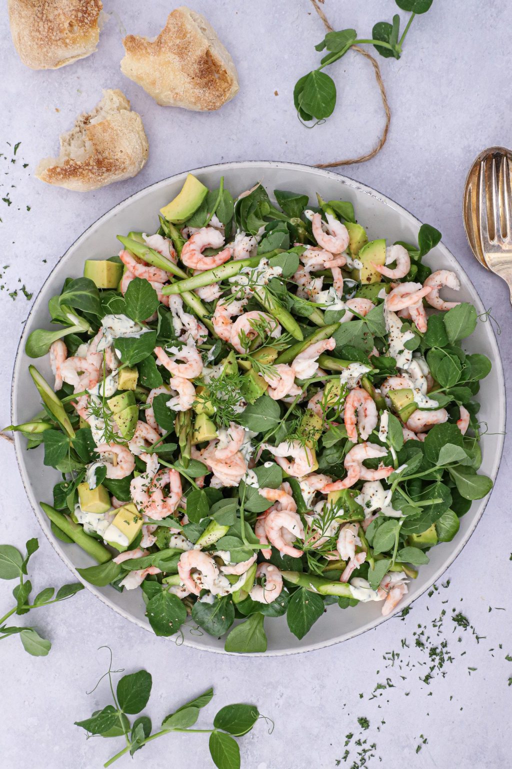 Salat med rejer, avocado og asparges - Opskrift på måltidssalat med rejer