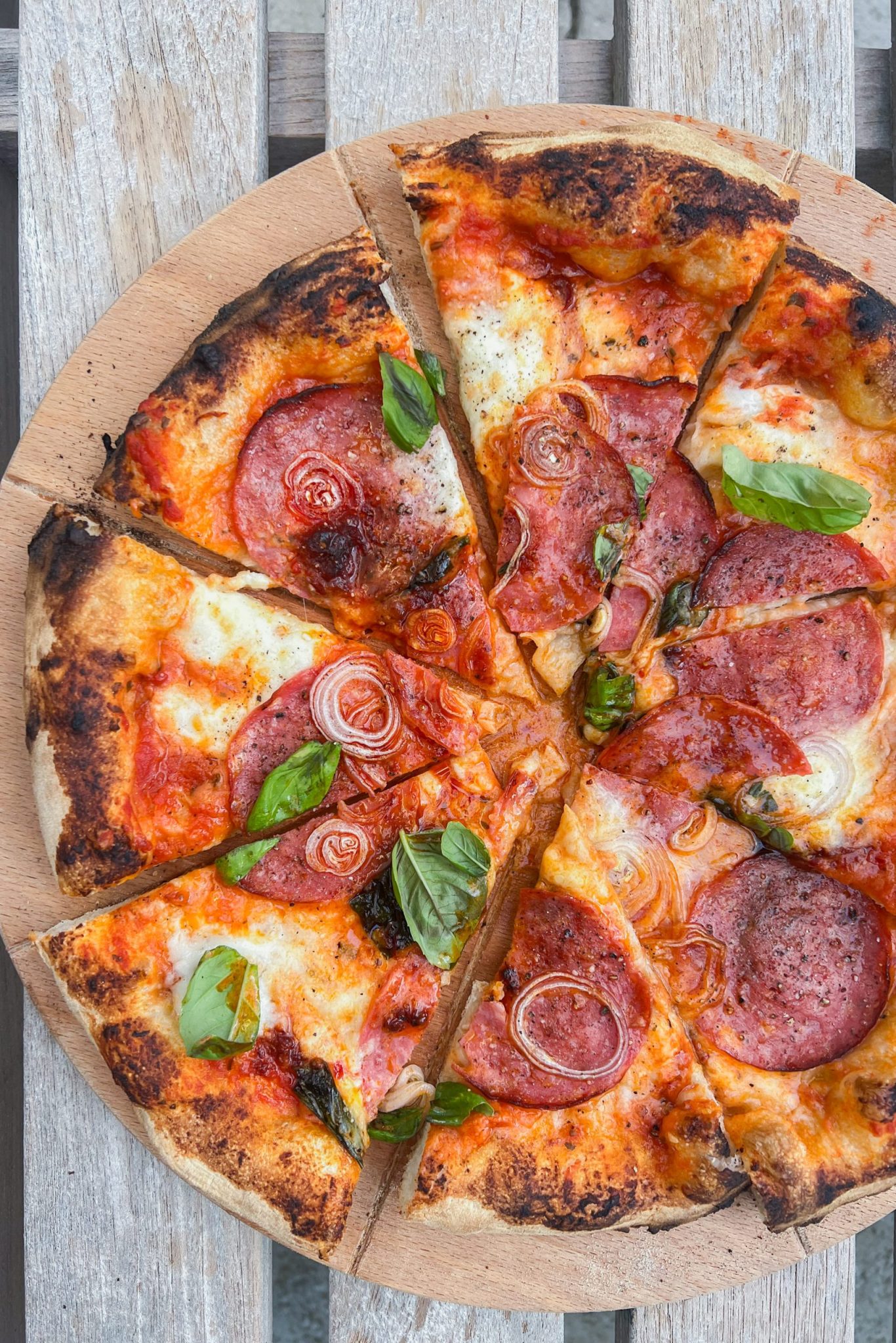 Pizza med salami og nduja - Opskrift på salami pizza