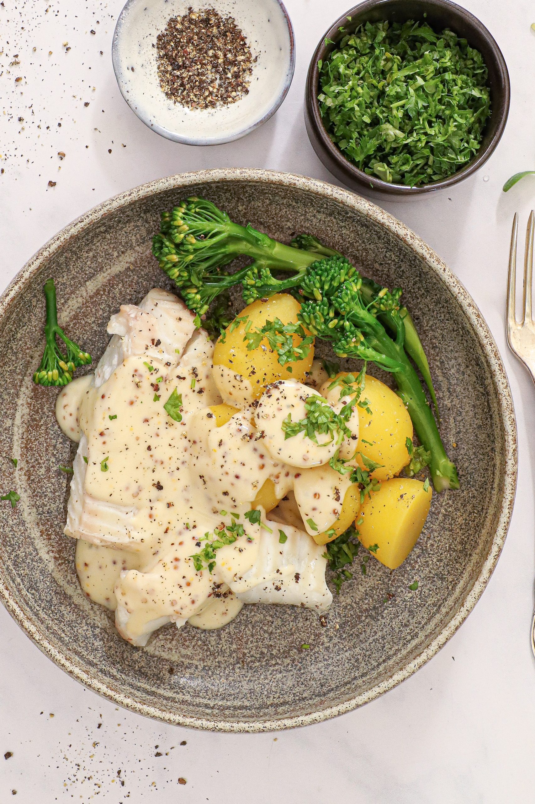 Kogt torsk med sennepssauce - Opskrift på klassisk kogt torsk