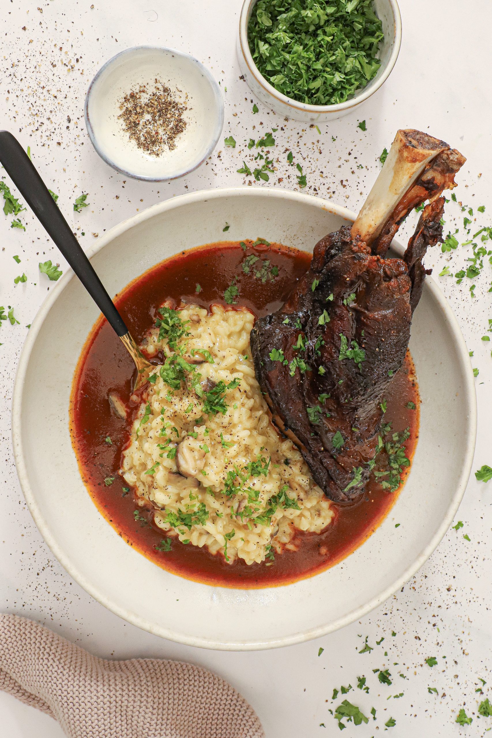 Braiseret lammeskank med risotto og shiitake svampe