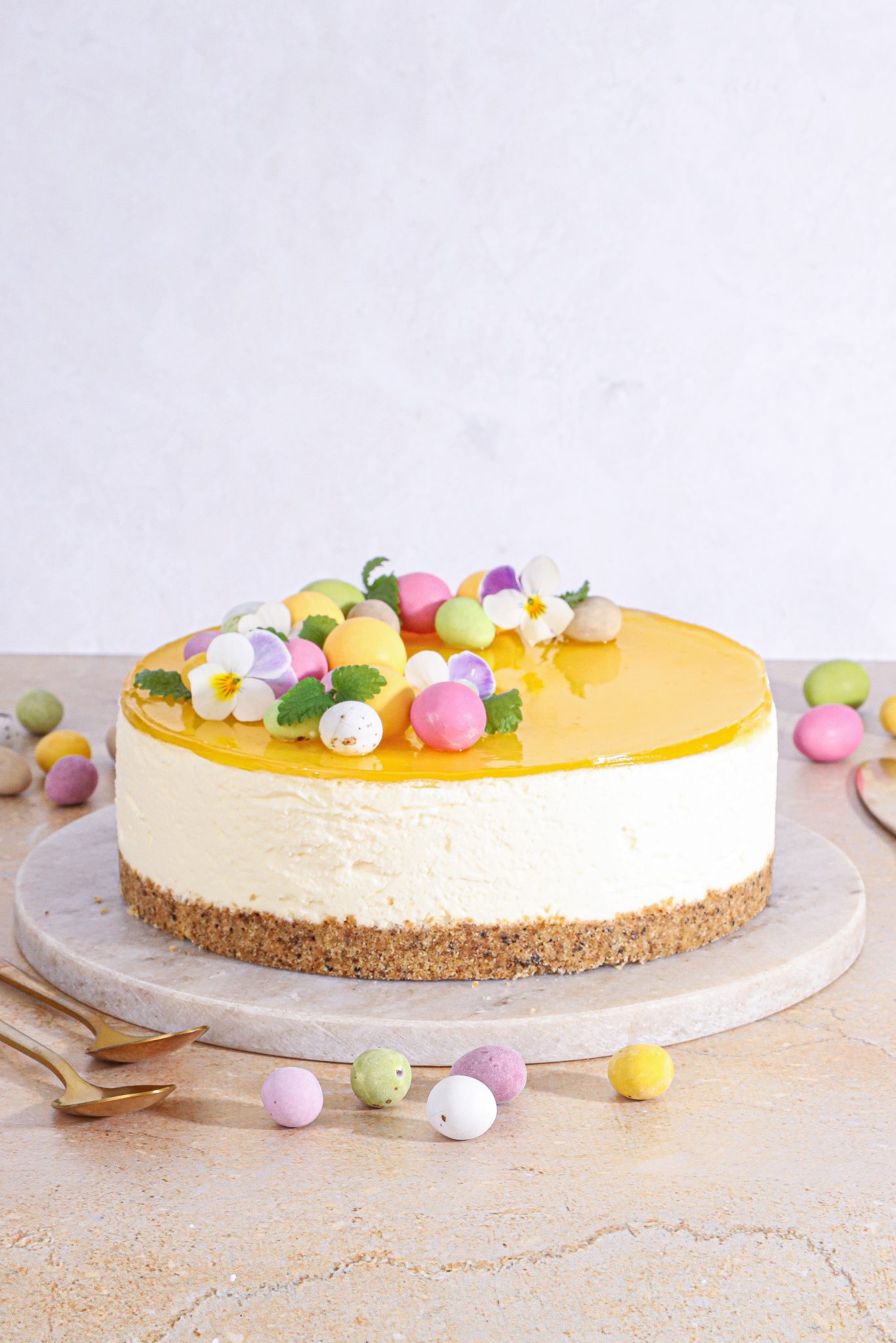 Cheesecake med citron, lakrids og passionsfrugt gelé
