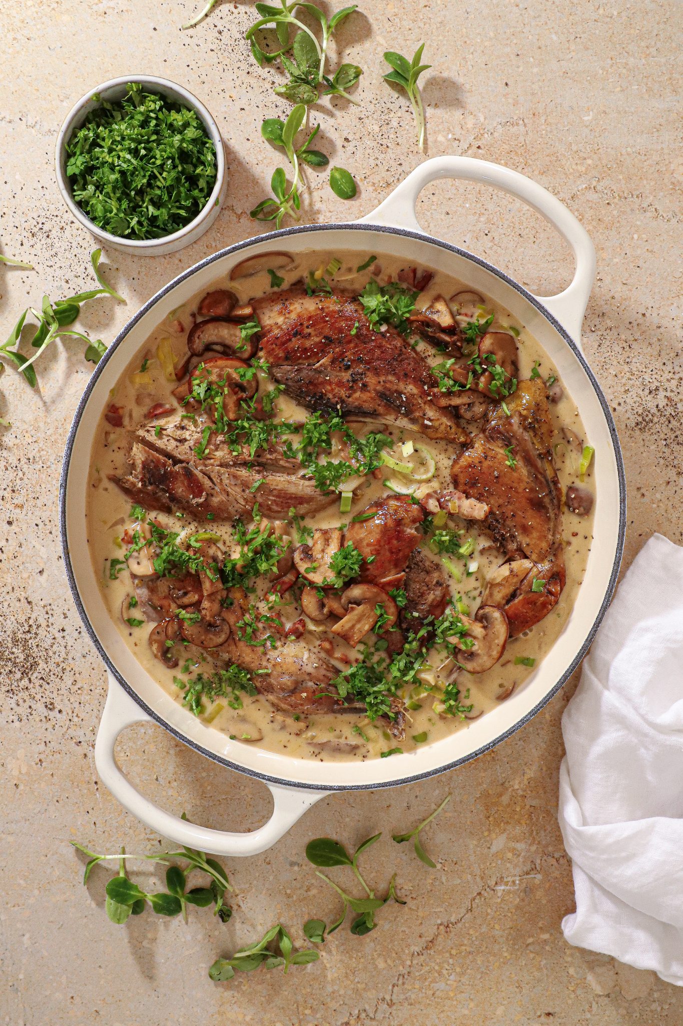 Grydestegt Fasan med Svampe og Bacon - En Hyggelig Efterårsret